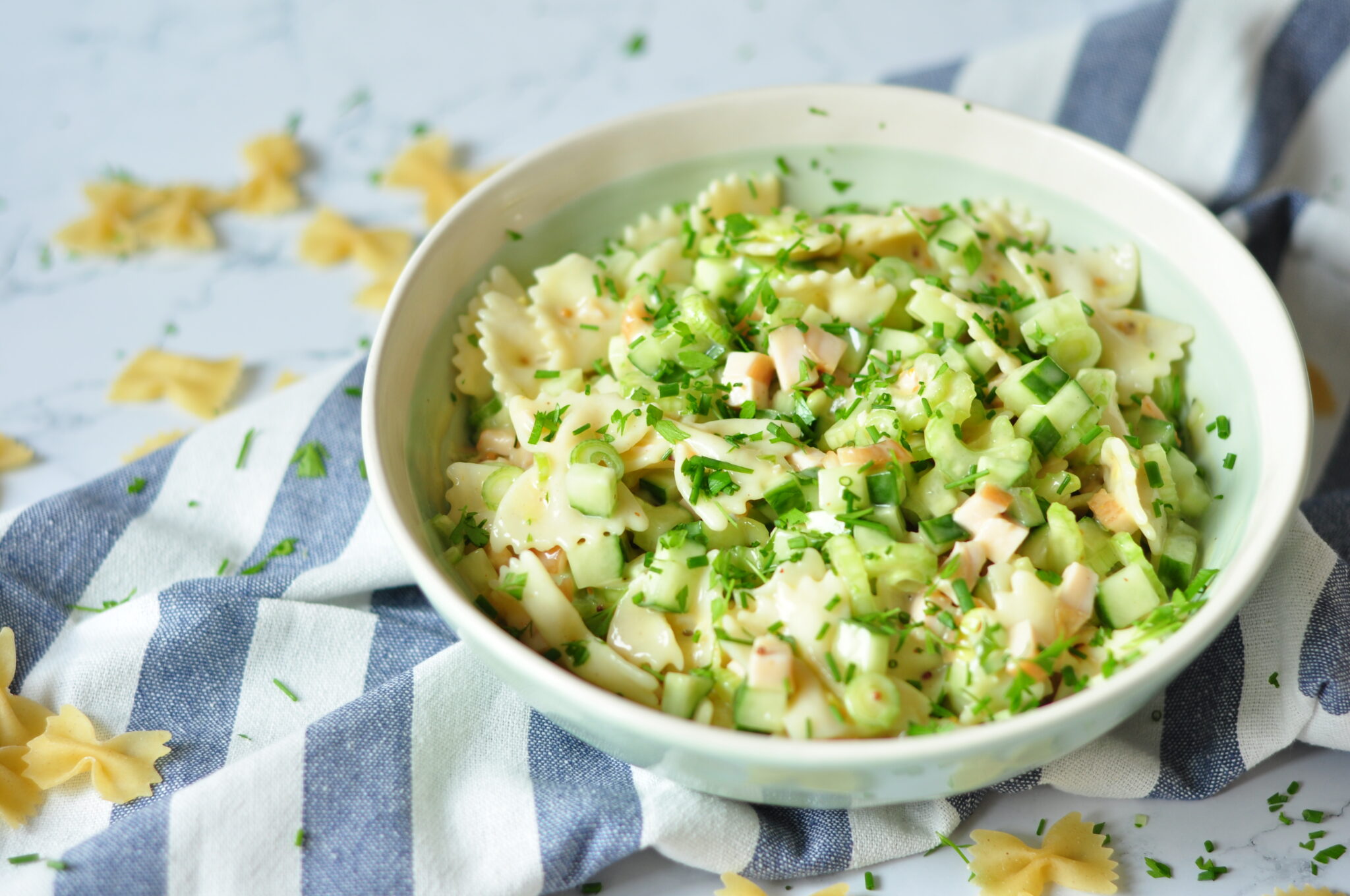 Pastasalade met gerookte kip en bleekselderij - Hoe Kook Ik...